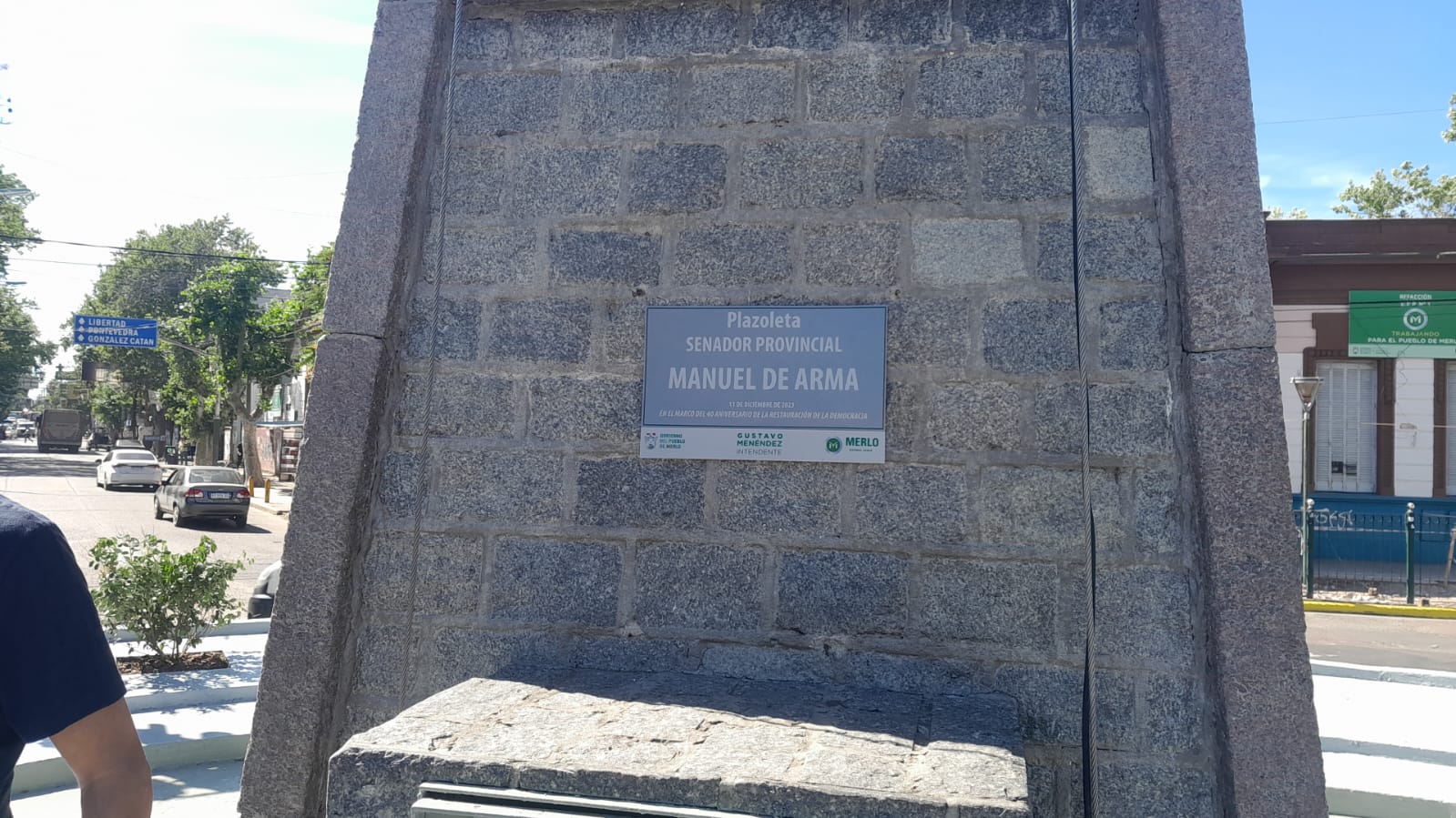 Desde hoy la plazoleta del mástil de Merlo se llama «Senador Manuel De ...