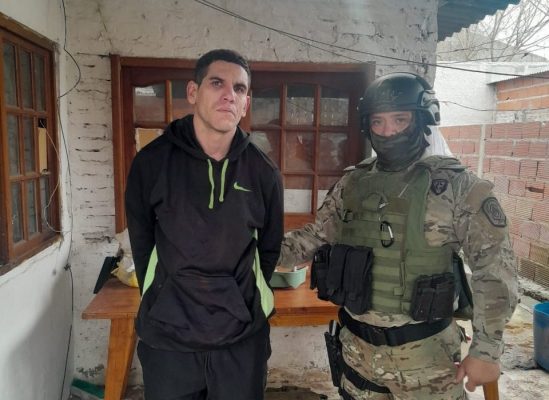Hombre arrestado por retener a su pareja con arma blanca
